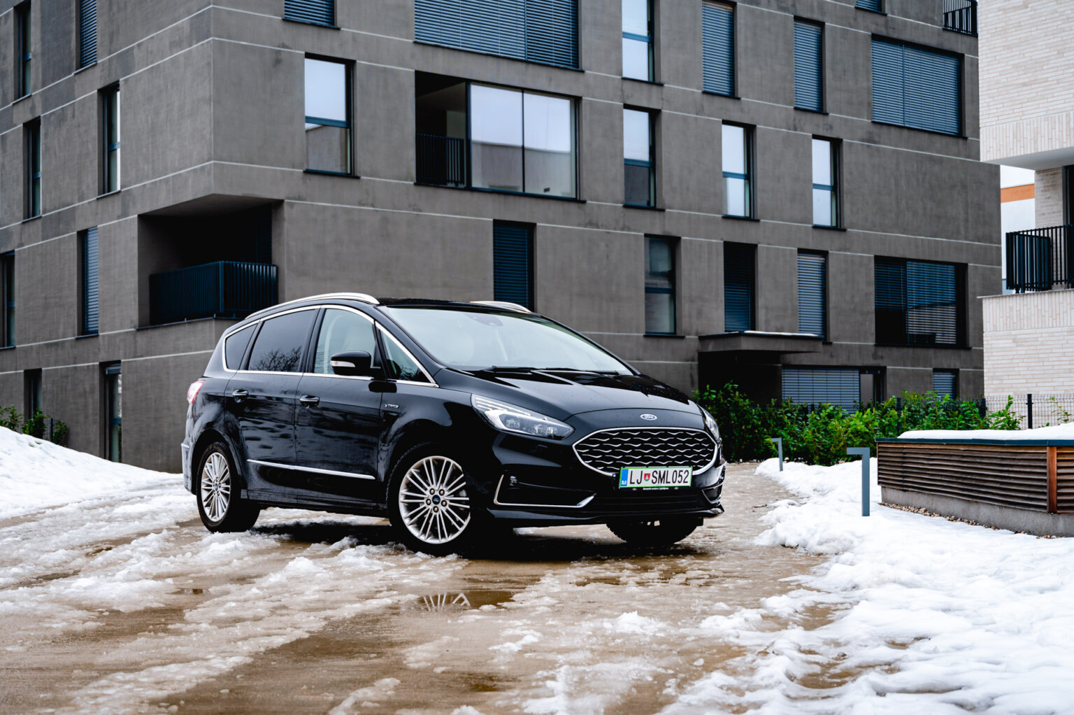 Test: Ford S-Max Hybrid (2023) – družinski potovalnik stare šole ...